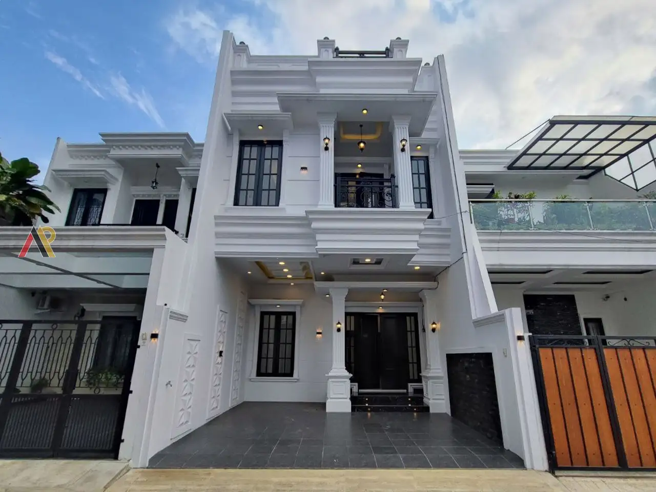 Rumah Ready Classic Elegan Rooftop Di Lokasi Asri Dan Tenang Jaksel